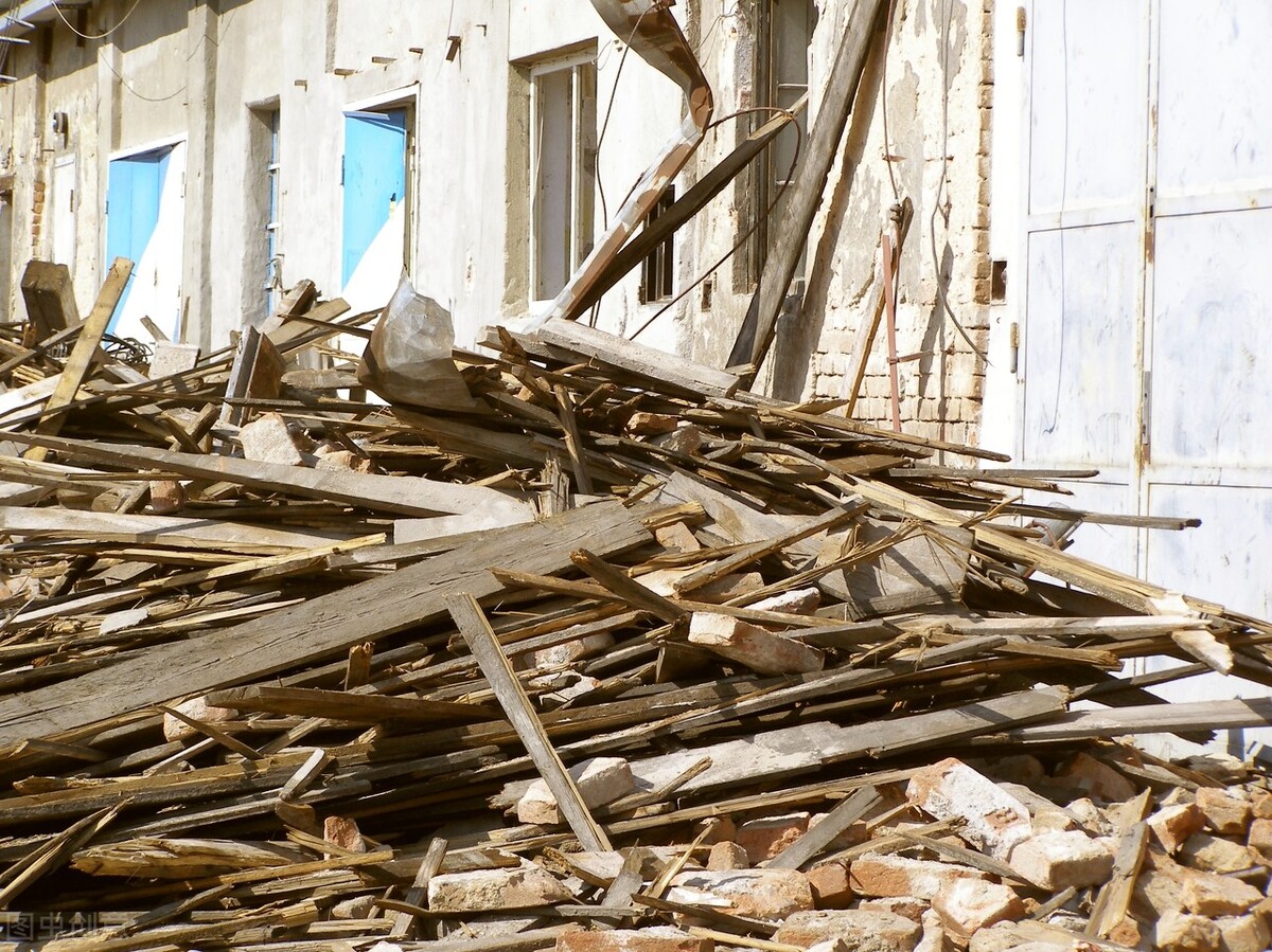 If a 50-meter-high huge wave and tsunami come, should it be better to ...