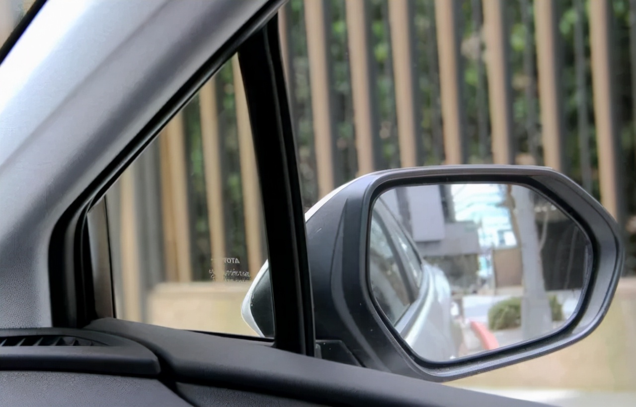 Is the triangular window on the car decoration?Veteran driver: Those ...