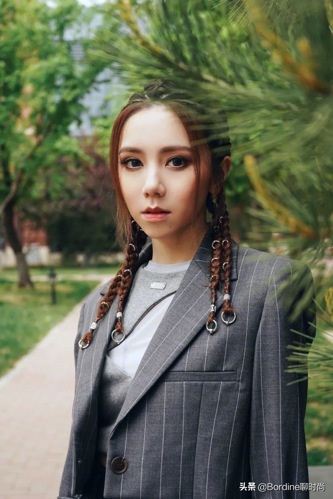 Singer Deng Ziqi, very strong in dressing, wears a gray striped suit ...