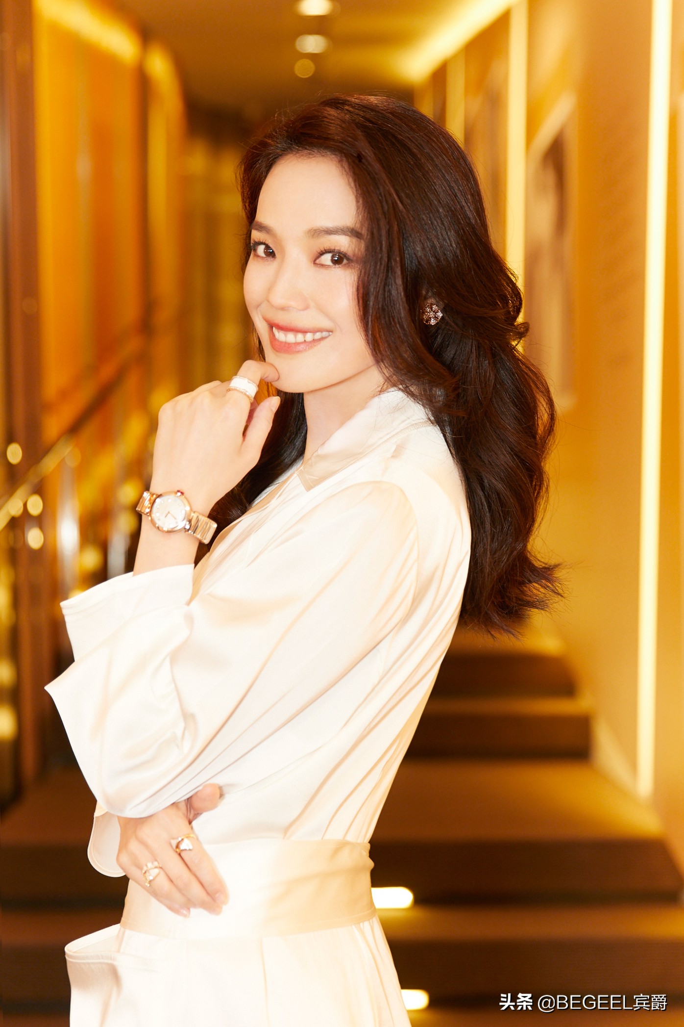 Really tasteful women like "male watch female", generous and aura - iNEWS