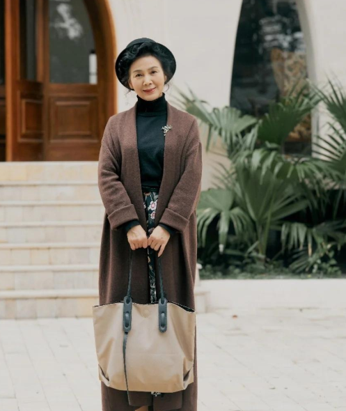 How do older women get rid of the sense of old age when they dress? Don ...