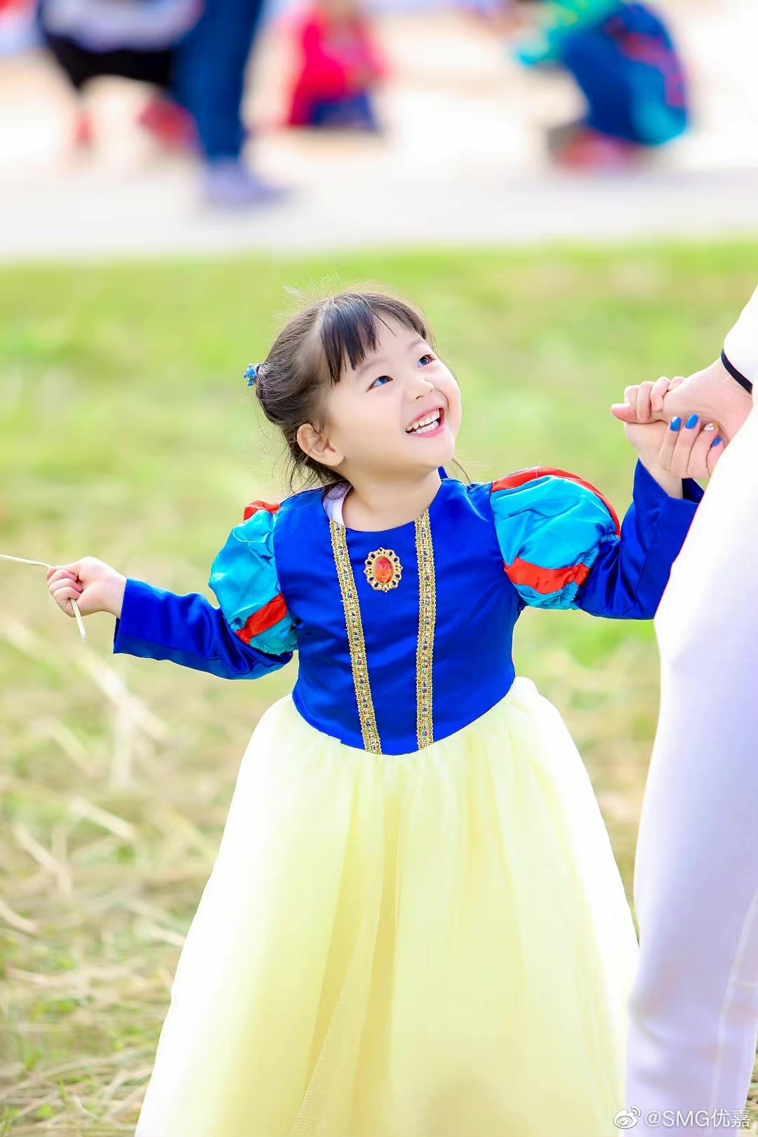 SMG host Yujia Sun cuts rice with her child in the fields, and her ...