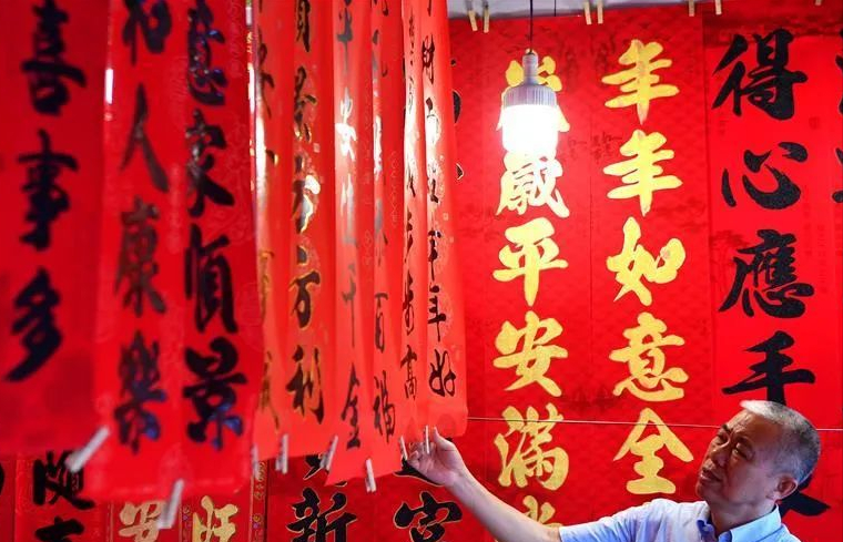 Red and Red Spring Festival Couplets with a strong flavor (Text/Xu Xin ...