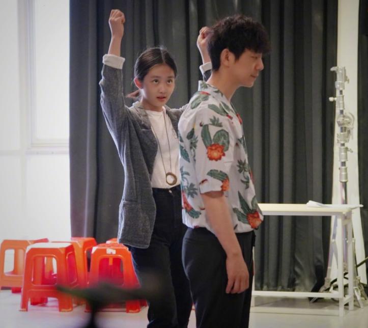 Huang Lei's 15-year-old daughter has grown up!Shui Ling's long legs are ...