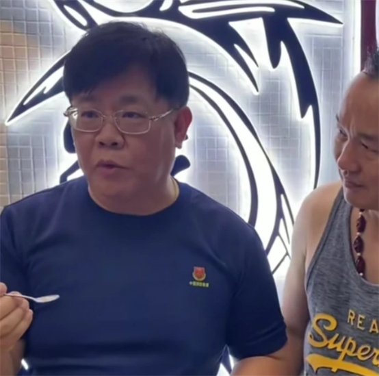 The 60-year-old host, Zheng Da, is now at the age of retirement, but ...