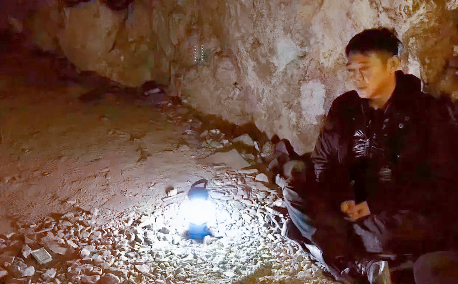 58-year-old Jet Li appeared in Mount Wutai, sitting cross-legged in a ...