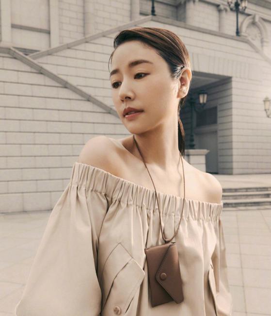 The 45-year-old Ruby Lin took a selfie with her face stunned, her skin ...