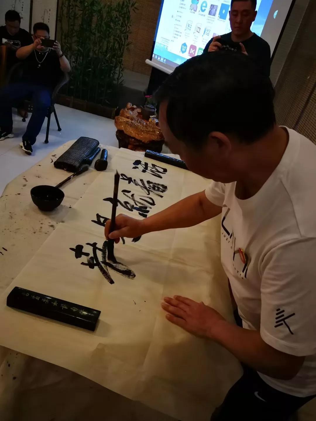 Chinese outstanding artist Yang Ming presents calligraphy to spring ...