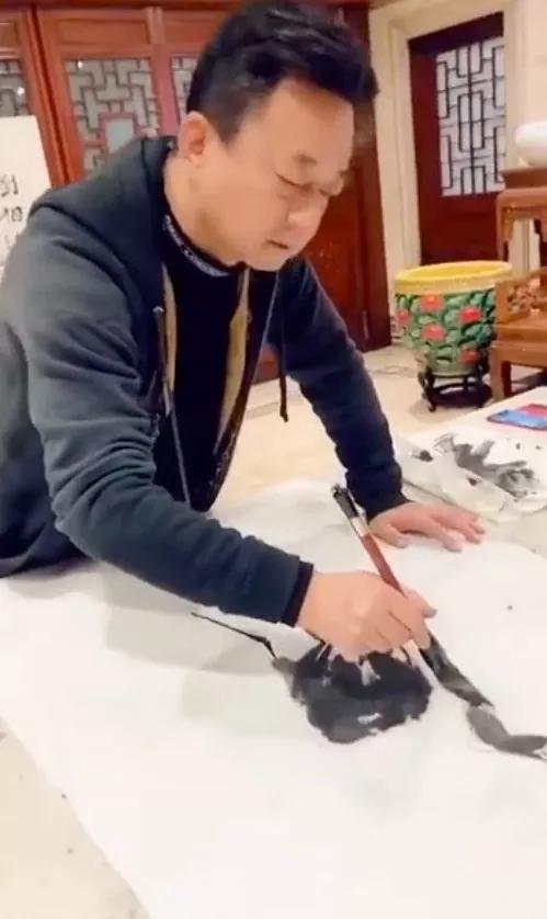 After four years, Zhu Jun, the famous host of CCTV, finally returned to ...