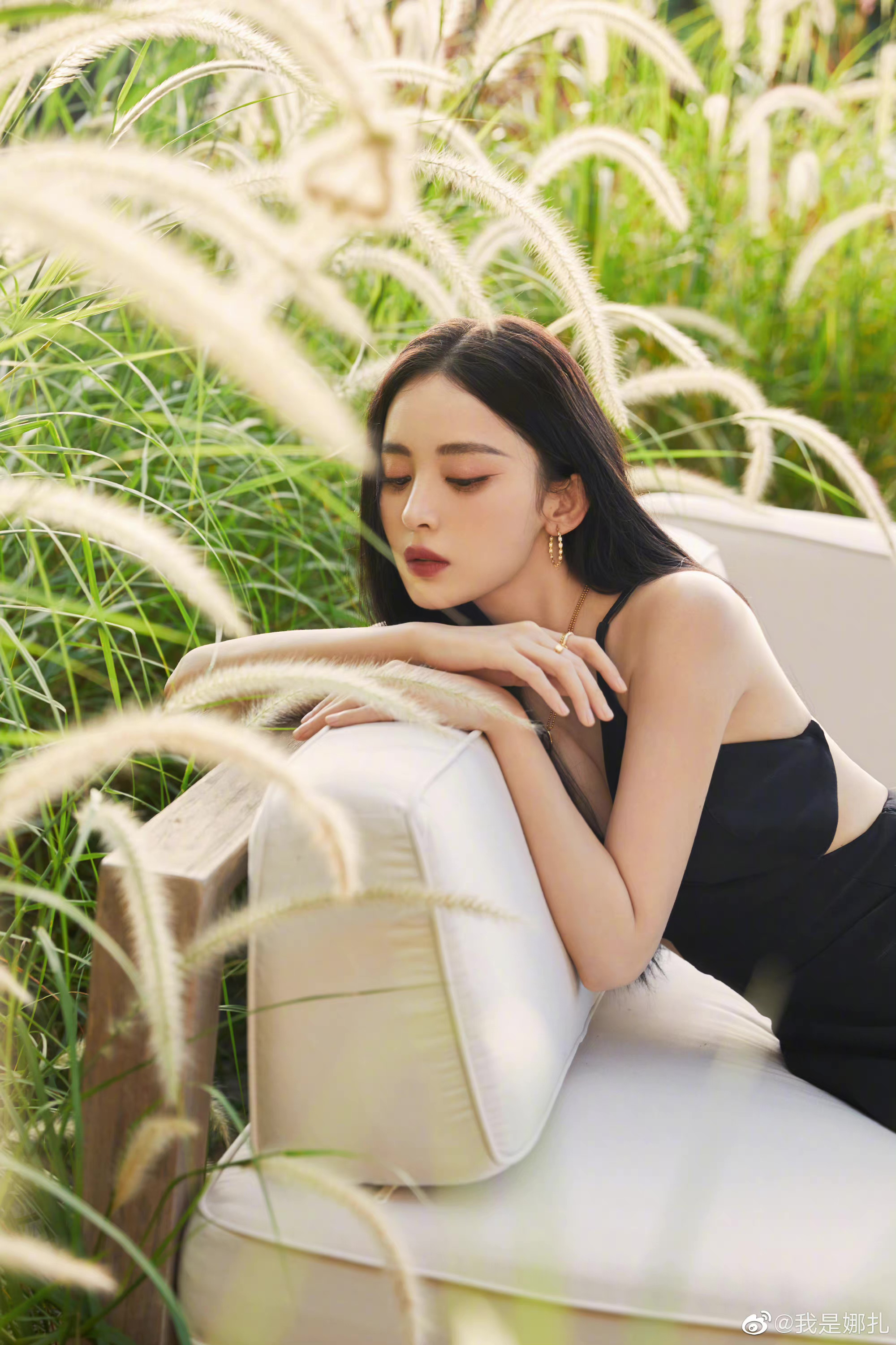 Gu Li Na Zami is crazy!The open-chested and backless long skirt is ...