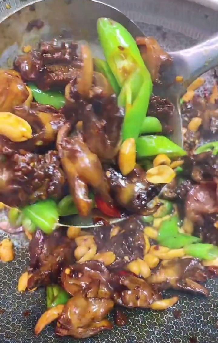 Today's gourmet food, stir-fried chicken offal, chicken offal is like ...