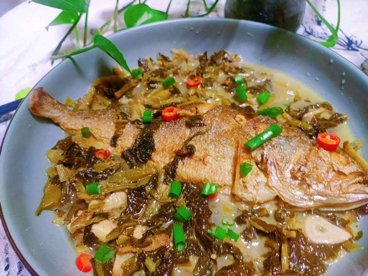 Teach you how to cook yellow croaker fried pickled vegetables, the ...