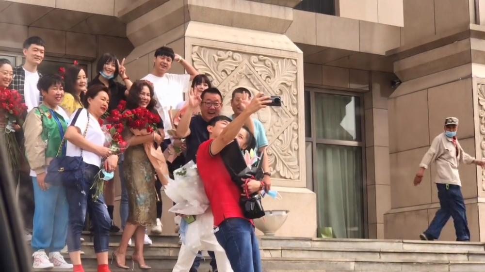 Wang Yanlin and Ai Jiani received the certificate, and her face was ...