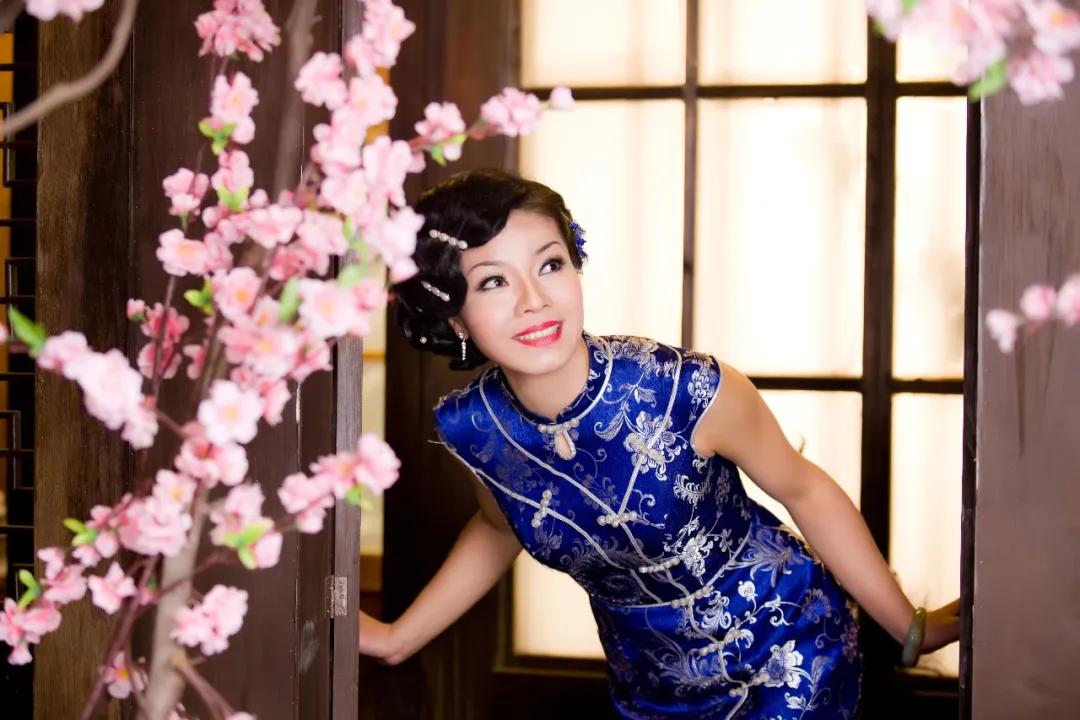 The crown is shining (Lyrics/Li Chuanyong composing/Cheng Feiming ...