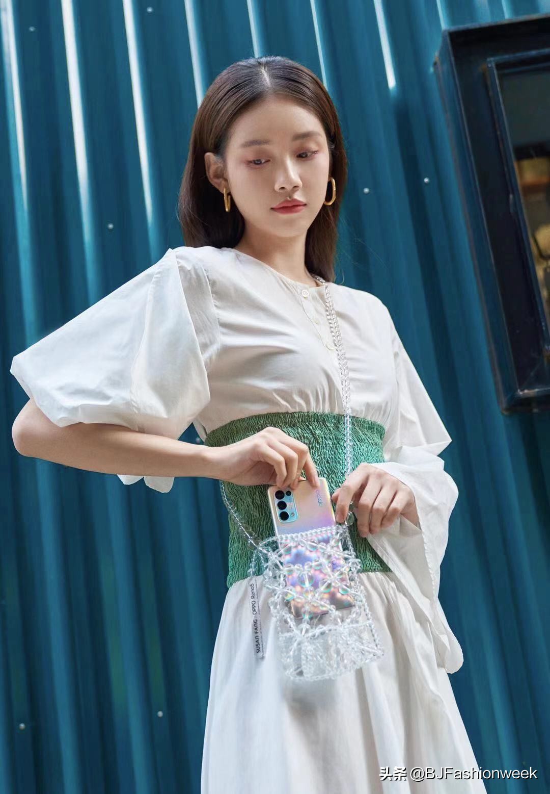 In 2021, Sun Yihan wears a dress to show a unique sense of sight - iNEWS