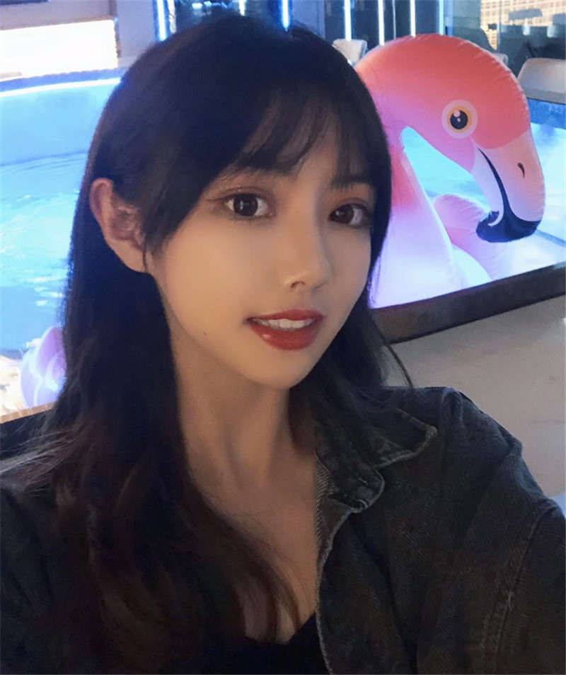 Fu Tuan'er exposes flight attendant's work clothes, long legs attracts ...