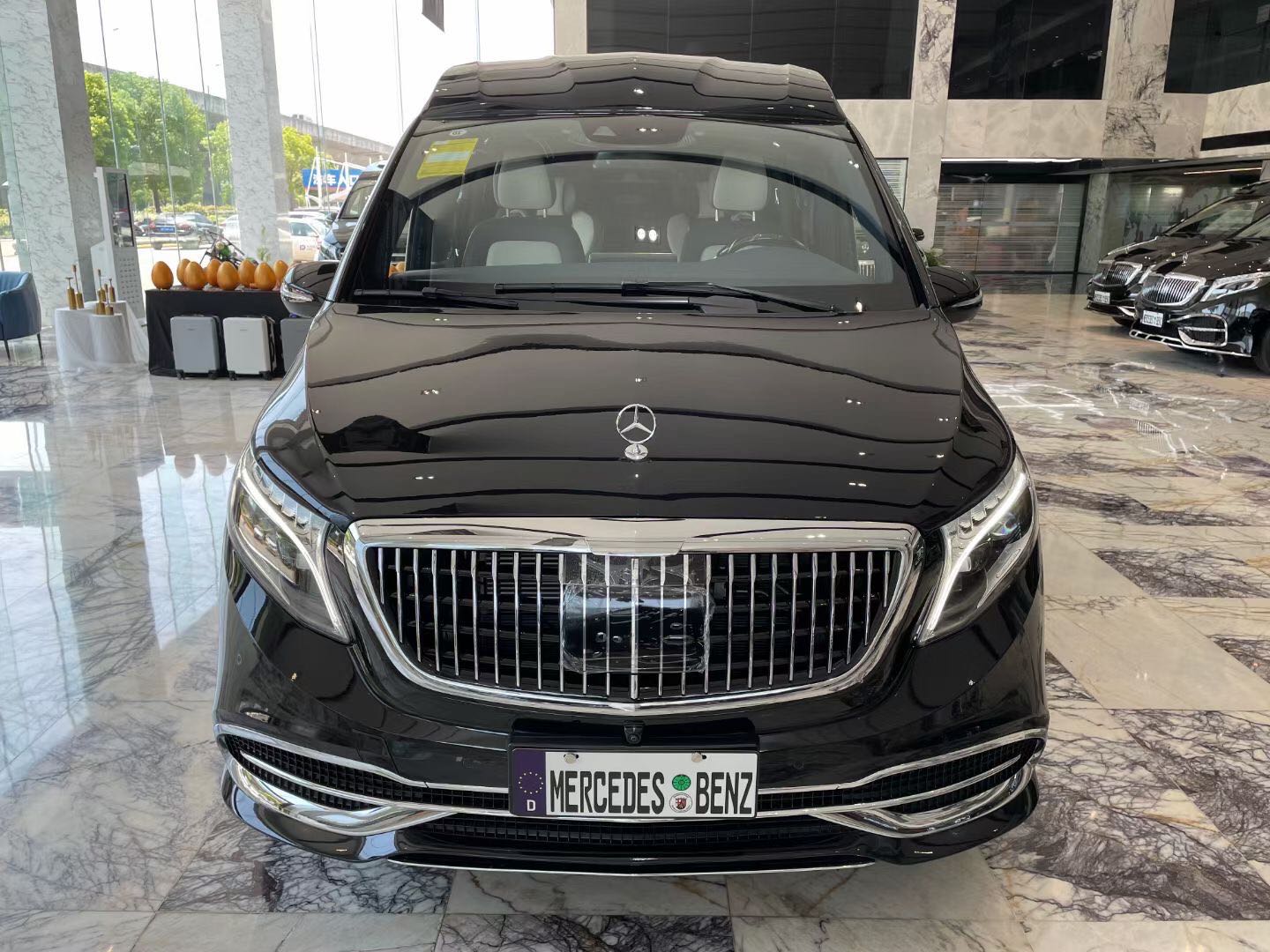 The Mercedes-Benz V260L is still red with a slightly dignified ...