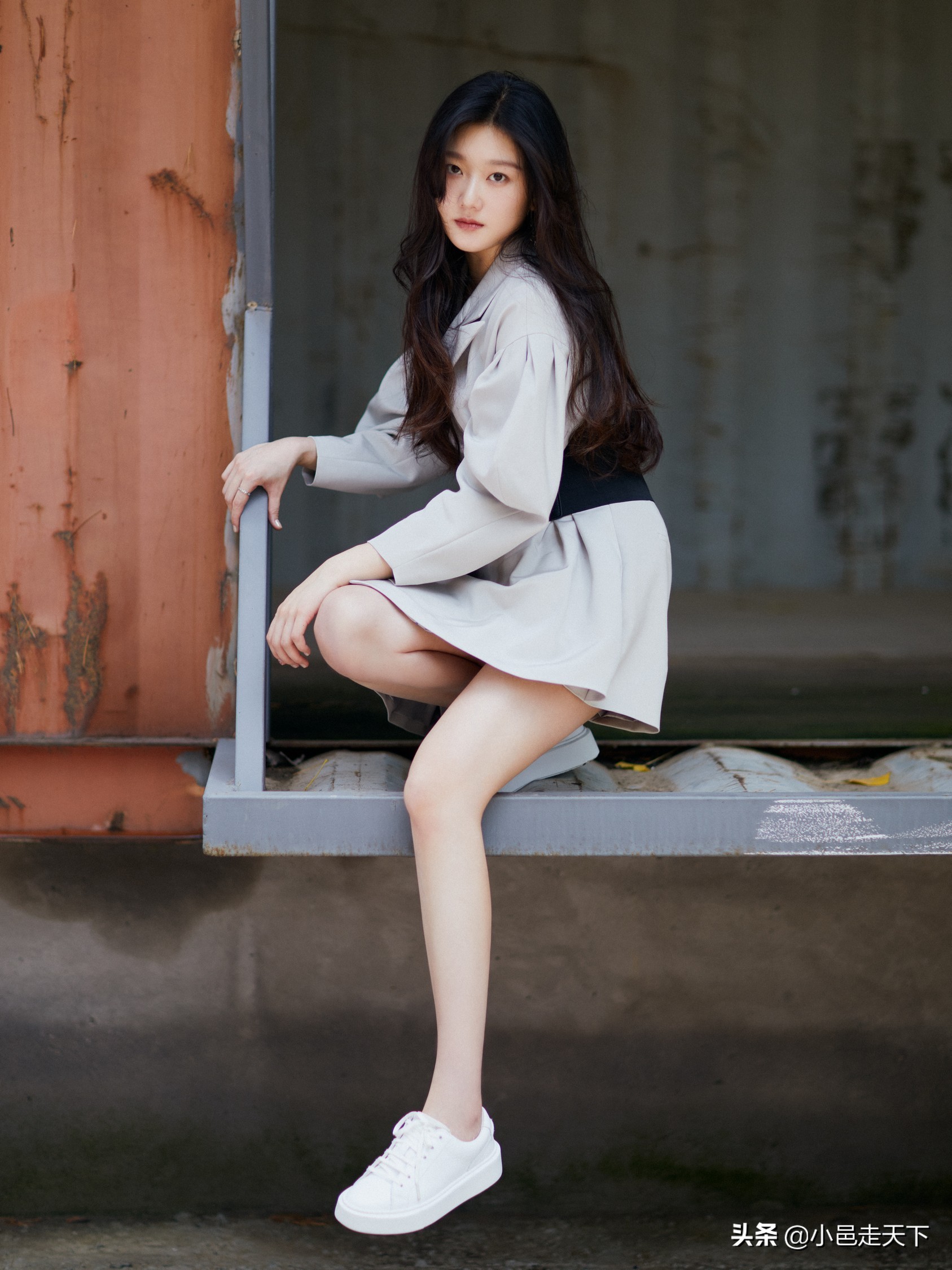 Yuan Yuxuan light gray suit skirt sexy photo - iNEWS