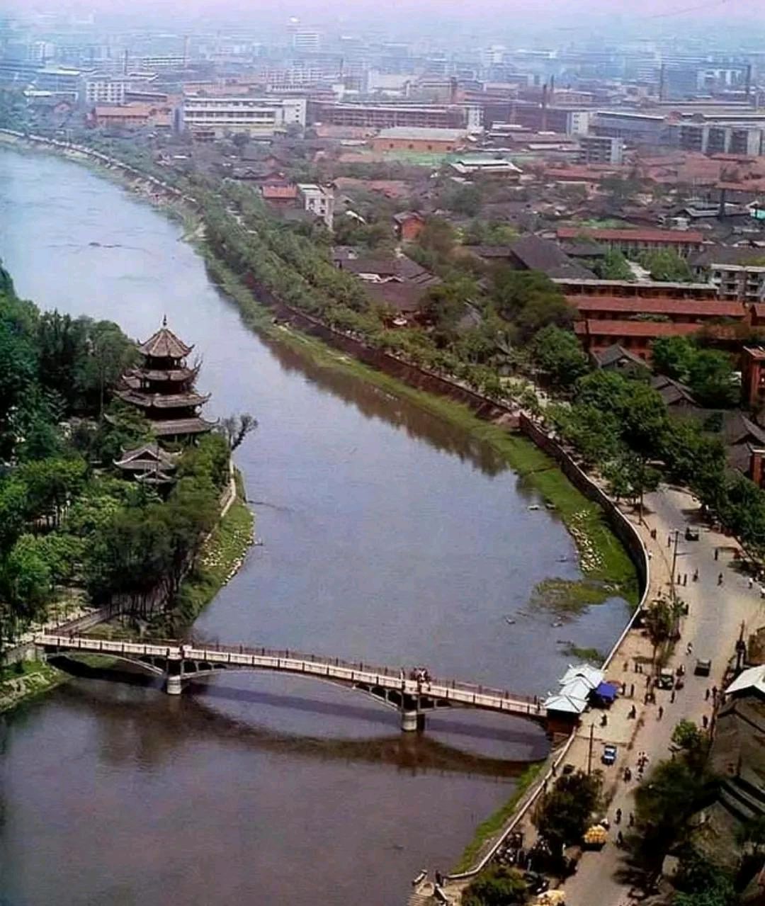 Looking at the old photos of Chengdu, Sichuan in 1984, look at these ...