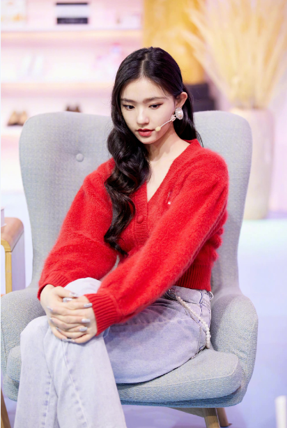 Lin Yun's look is bright, the red cardigan and jeans are full of ...