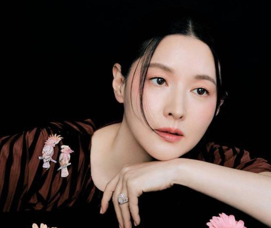 "Da Jang Geum" Li Yingai exposed a recent photo, her face changed a lot, how come she looks more ...