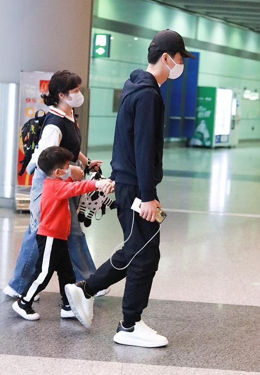 It is rare for Chen Xiao to take his son to the airport. The 4-year-old ...
