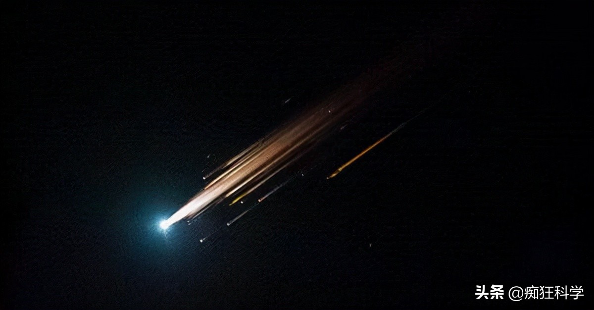 Astronomers found objects flying out of the comet. The whereabouts of ...