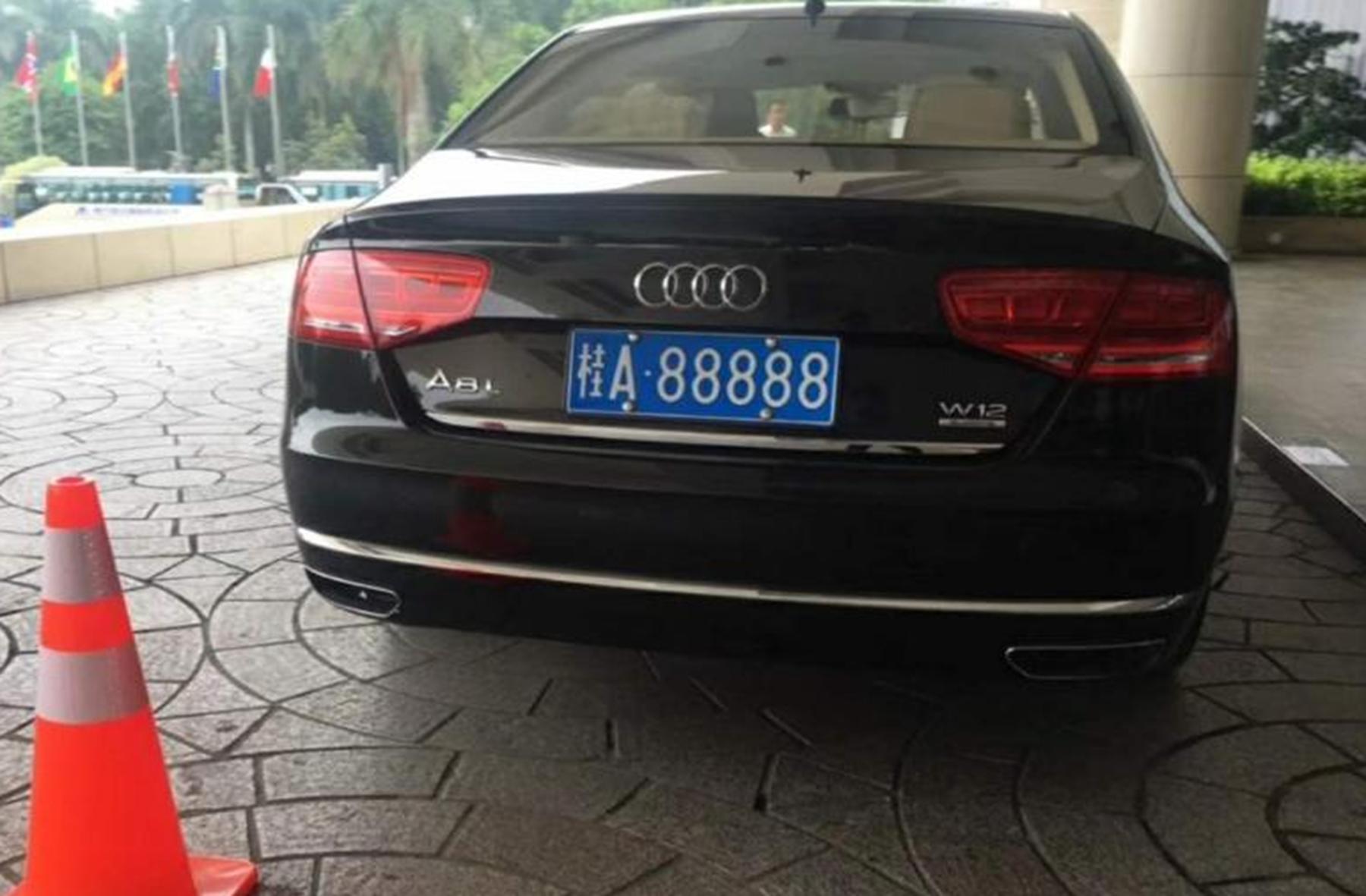 The man drew to the "888" license plate, he was happy and he chose to ...