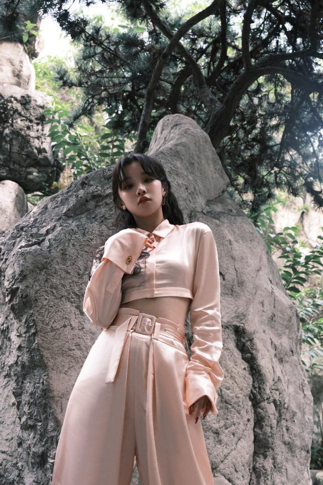Song Yuqi, who was born in the women's group, wears "short top and long ...