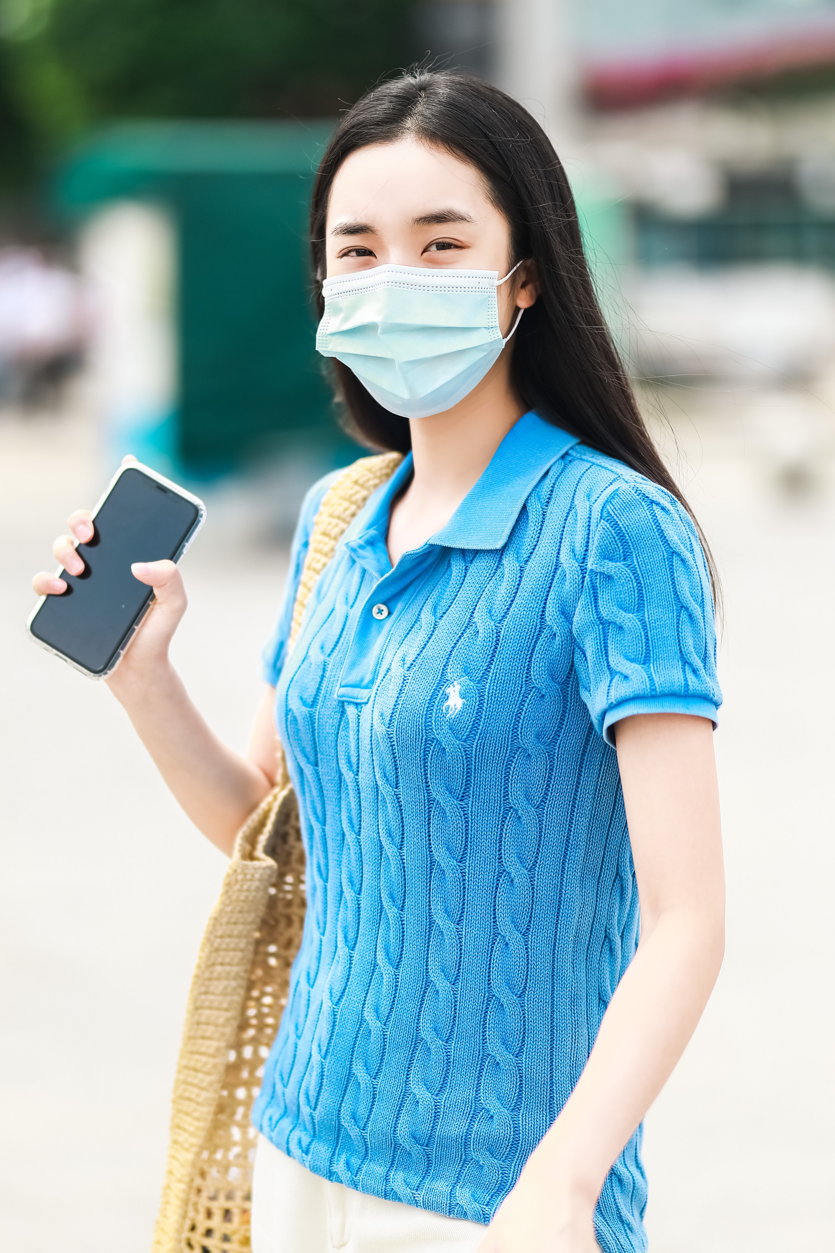 Fan Shiran appeared in the airport in simple dress, blue and white ...