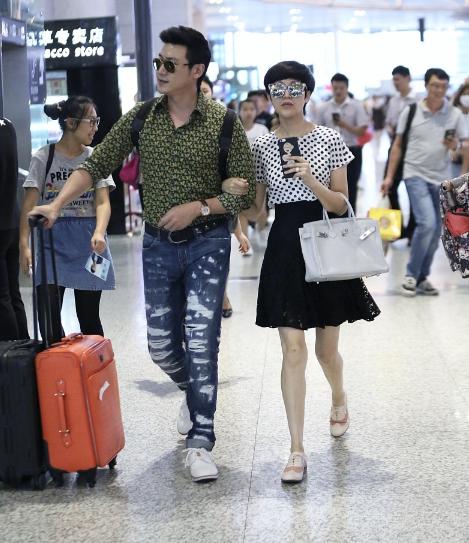 Lu Yi became fat and greasy, making his wife Bao Lei more petite, and ...