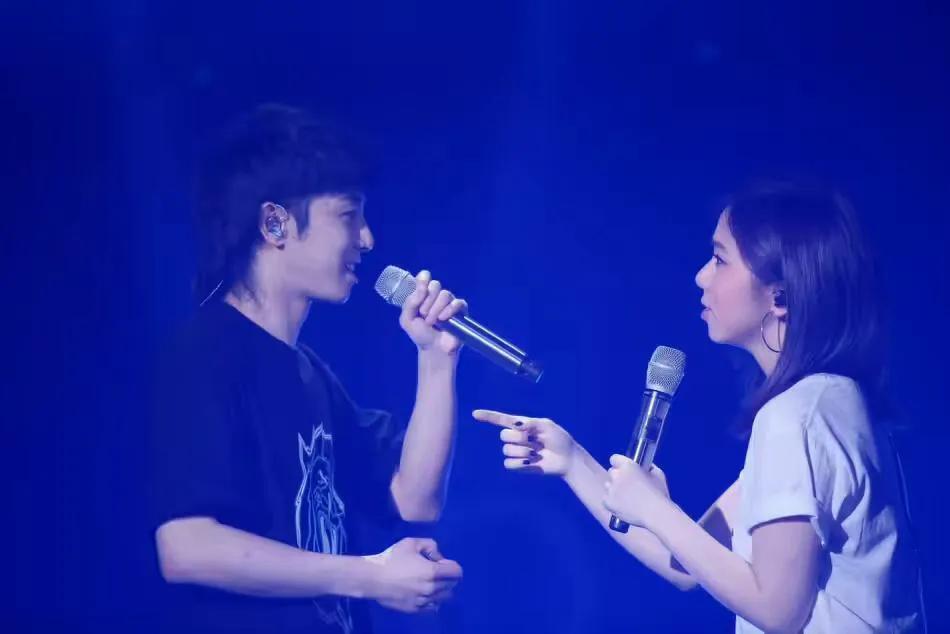 6 songs written by Deng Ziqi for Hua Chenyu - iNEWS