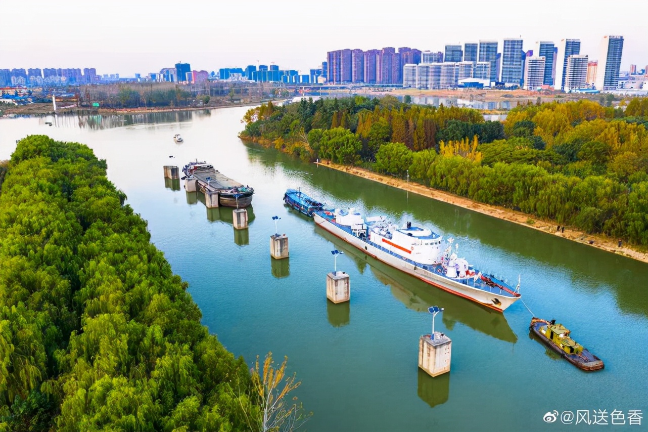 Wonders!Meritorious warships crossed the Yinghe Gate, and the people of ...