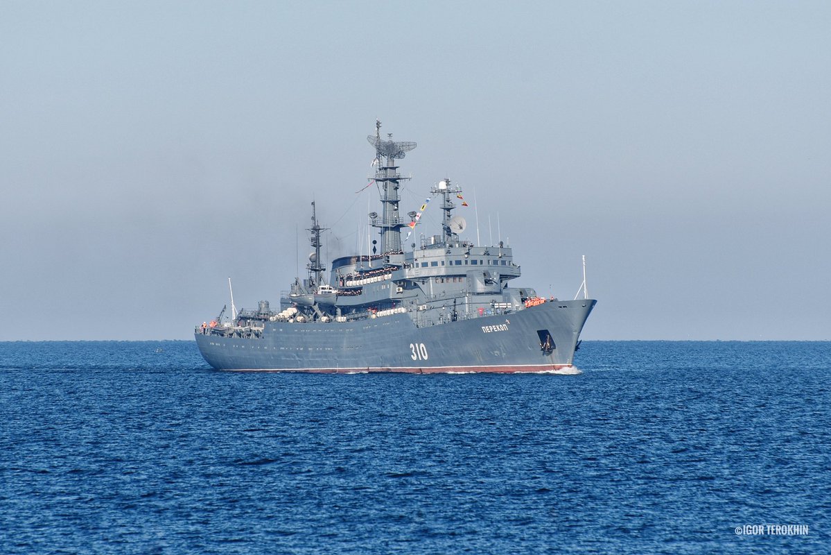 Soviet Navy Smolnyy-class artillery training ship - iNEWS