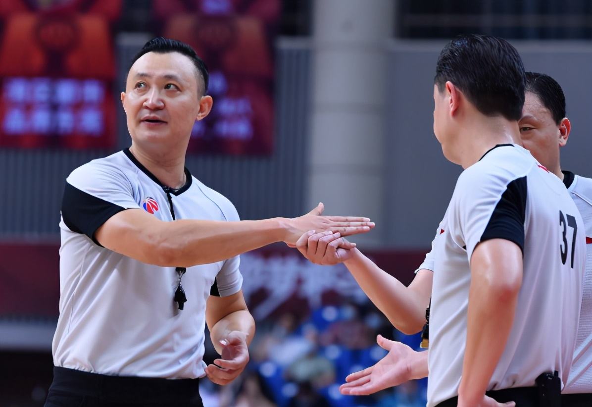 Severely punish referee Yan Jun!Wang Shaojie hugs and elbows repeatedly ...