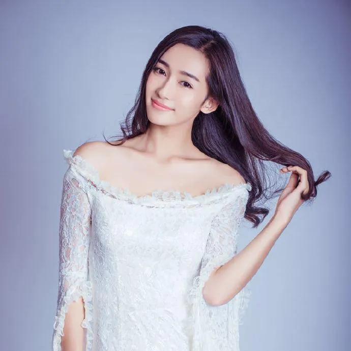 Beauty star Li Ruoning, good figure, good-looking - iNEWS