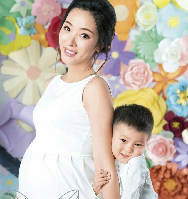 CCTV host Li Sisi celebrated his father's birthday, blessing simplicity ...