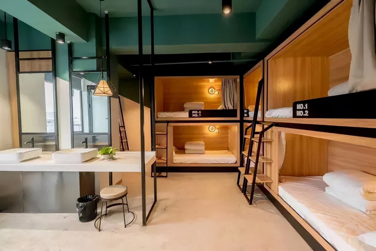 How exciting is a mixed-gender youth hostel? - iMedia