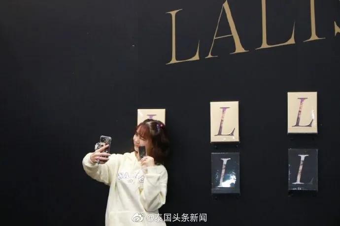 Actress Lisa fans support pop-up store at MBK mall in Bangkok - iNEWS