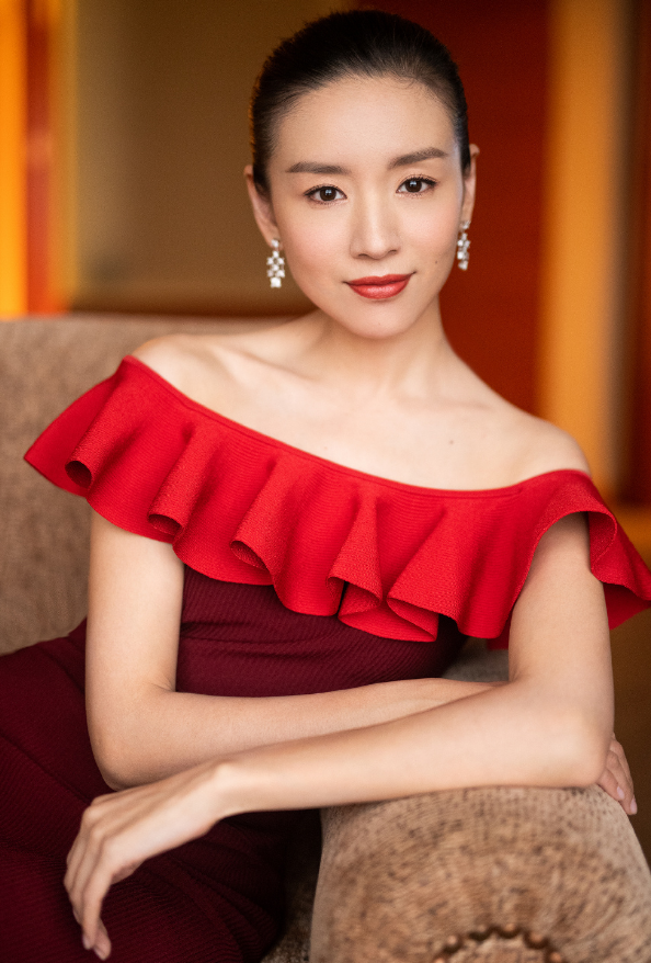 Dong Jie is not "pretending to be pure". She is a glamorous woman in a ...