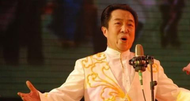 Huang Zihong became the first CCTV artist to sign contract. It was ...