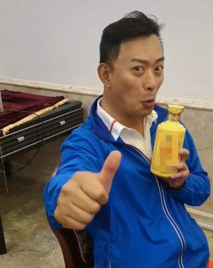 47-year-old Huang Haibing becomes greasy?Take a thousand yuan wine and ...
