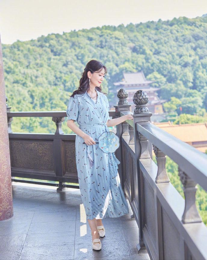 A recent photo of 66-year-old Zhao Yazhi: revisiting Leifeng Pagoda in ...