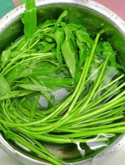When frying water spinach, don't fry it directly!Teach you a trick ...