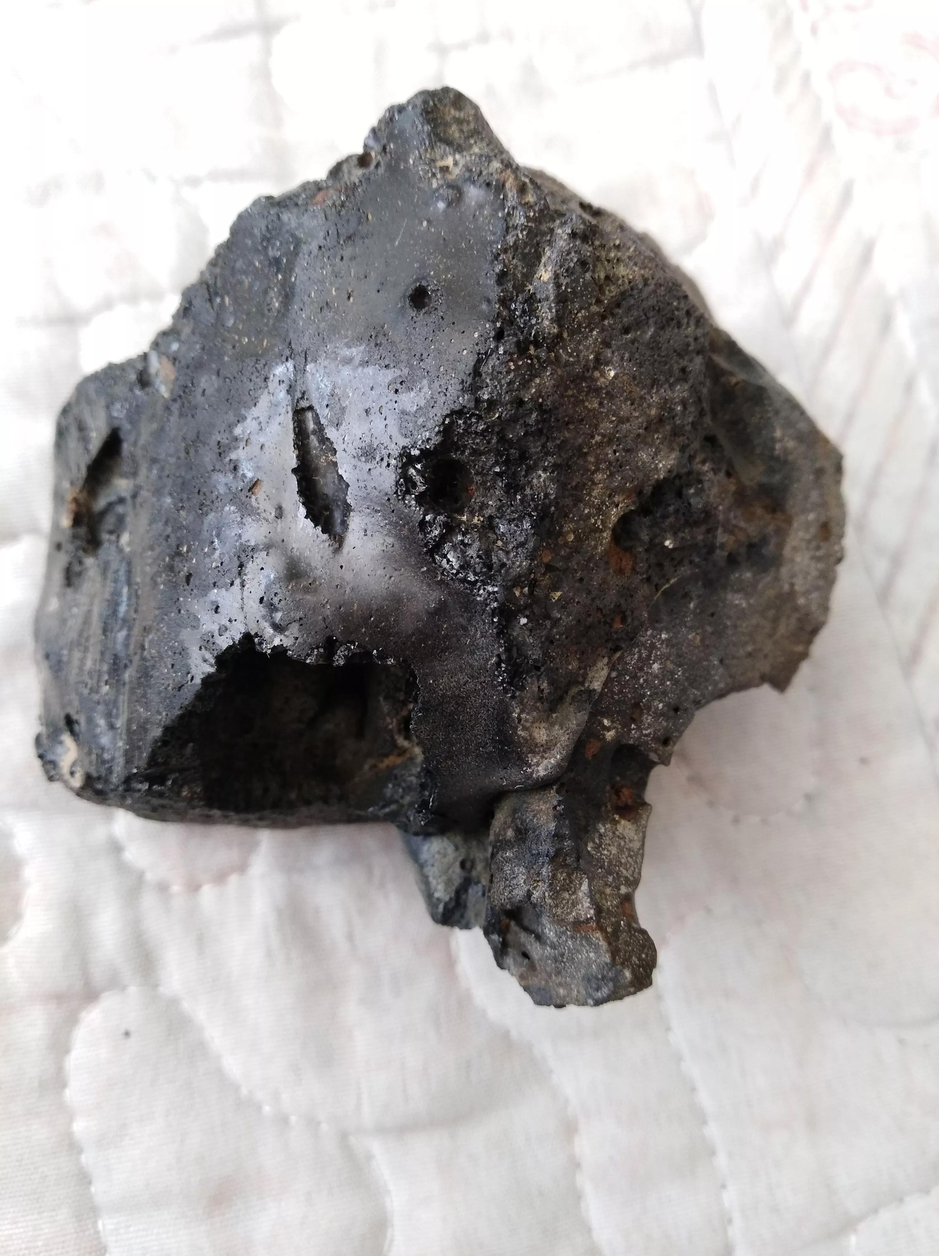 Today I sent a glass meteorite, the original side is all one meteorite ...