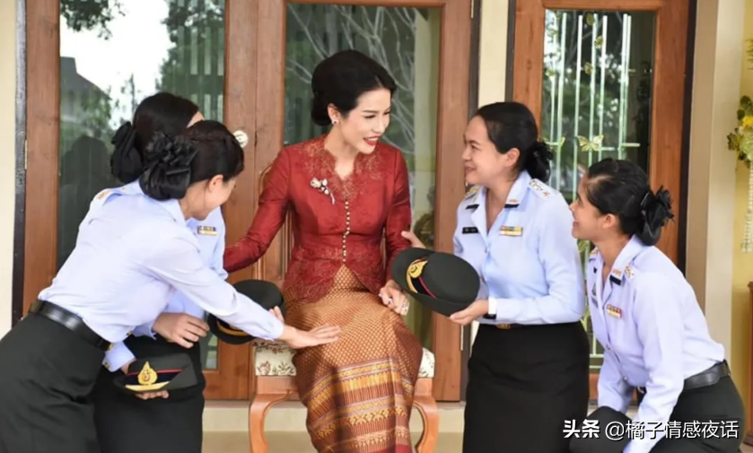 After The Thai King Showed His Affection The Private Photos Of The