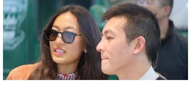 41-year-old Edison Chen took his family to watch the game. His hair was ...