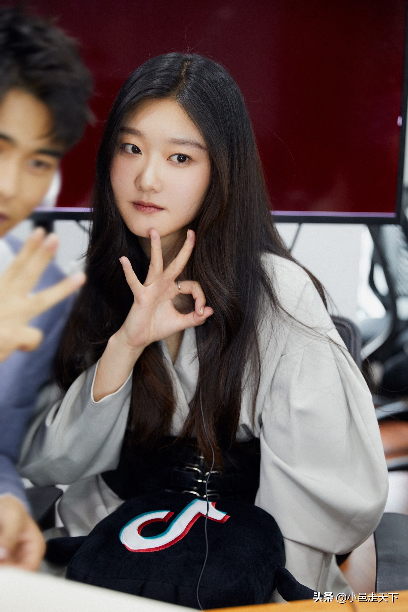 Yuan Yuxuan light gray suit skirt sexy photo - iNEWS