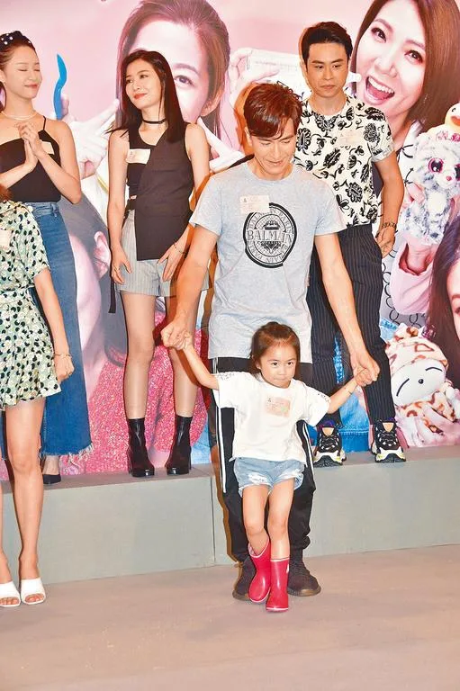 Return to Hong Kong early to replace Chen Zhanpeng in the new drama Ma ...