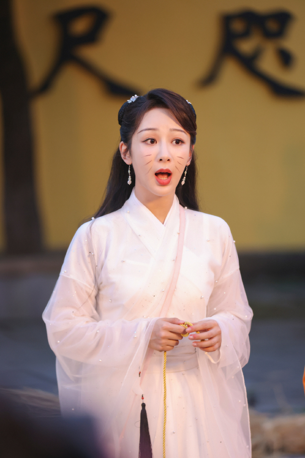 Yang Zi's studio sang Yang Zibai's beautiful photo of the white snake ...